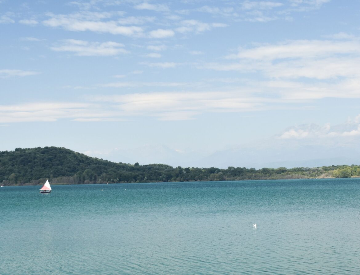 Lago Viverone: cosa vedere tra palafitte e percorsi panoramici